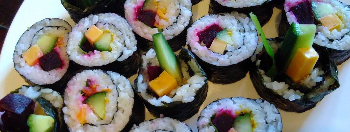 Sushi mal anders: Bunte Maki-Rollen mit Roter Bete und Käse - JAPANDIGEST